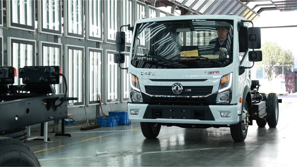 First Dongfeng Light Truck Equipped with Internationally Advanced M9T ...